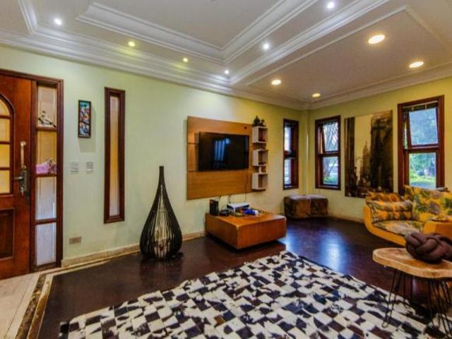 Casa em condomínio para venda e locação com 4 quartos, sendo 4 suítes, 557m²