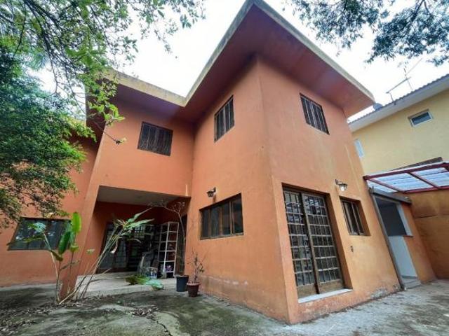 Casa em condomínio para venda e locação com 4 quartos, 260m²