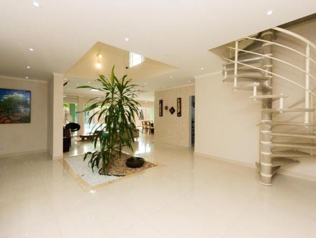 Casa em condomínio para venda e locação com 5 quartos, sendo 4 suítes, 566m²