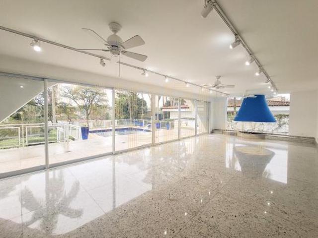 Casa em condomínio para venda e locação no Jardim Cordeiro | 4 quartos / 4 suítes