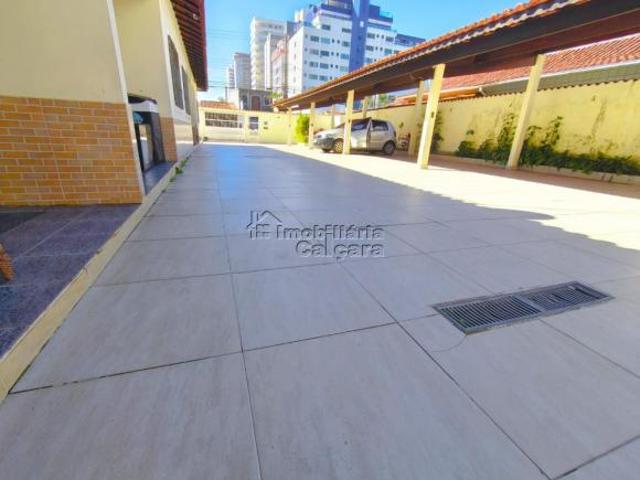 Casa com 02 dormitórios em condomínio, á 70 metros da praia!