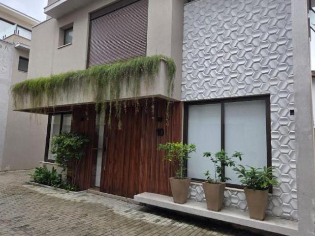 Casa em Condomínio para Venda Localizada em Condomínio na Região Central de Juquehy!
