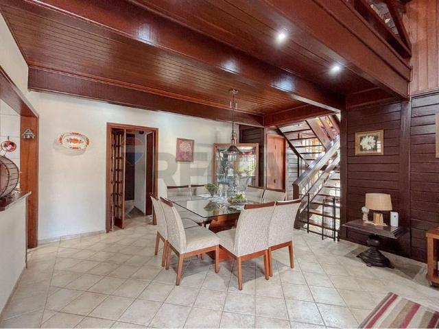 Casa em condomínio para alugar com 4 quartos, 2 suítes e área de lazer com piscina