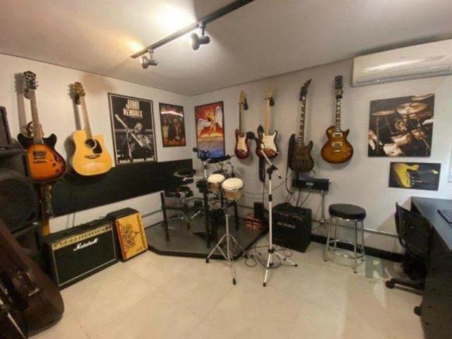 Casa em Condomínio para Comprar no bairro Pedra Redonda com 4 suítes