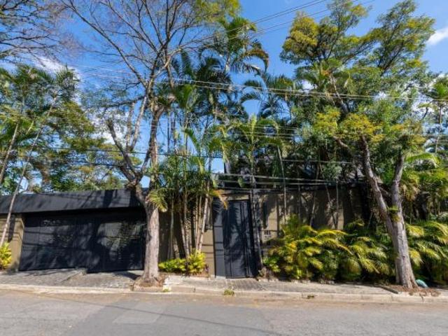 Casa em condomínio para locação com 5 quartos, sendo 5 suítes, 1,200m²