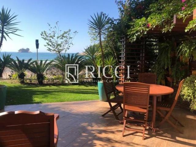 Casa em condomínio pé na areia