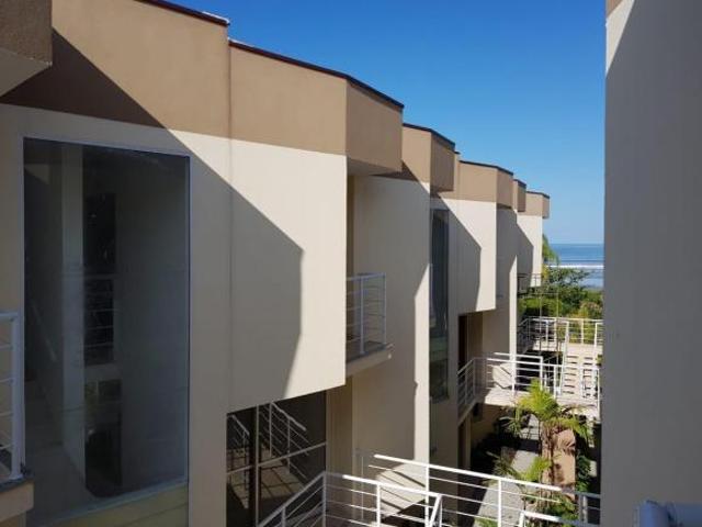 Casa em condomínio praia São Sebastião mobiliada, 3 suítes, 2 vagas, espaço gourmet