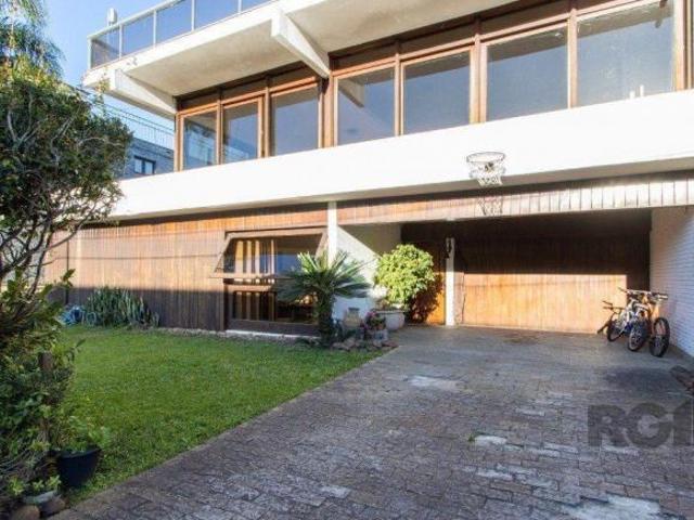 Casa em condomínio que possui 3 dormitórios, sendo 1suíte, lavabo, escritório, possibilidade de um 4