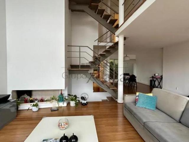 Casa em Condomínio Real Parque 3 Dormitórios 372m²