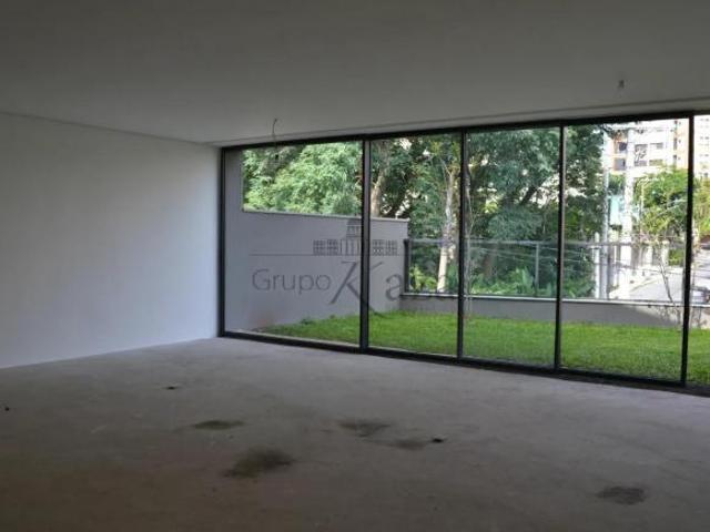 Casa em Condomínio Real Parque 4 Dormitórios 548m²