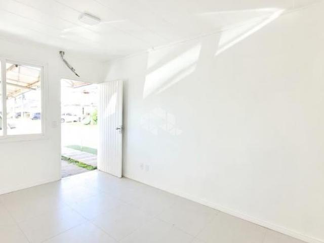 Casa em condomínio reformada com 2 dormitórios, cozinha ampla, vaga de garagem para 2 carros, uma co