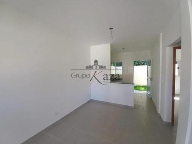 Casa em Condomínio Residencial Flor de Liz Jardim Nova Esperança 2 Dormitórios 63m²