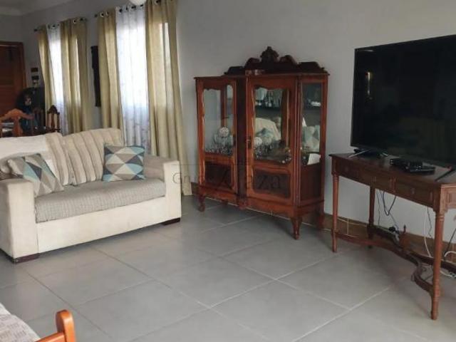 Casa em Condomínio Residencial Mantiqueira 3 Dormitórios 260m²