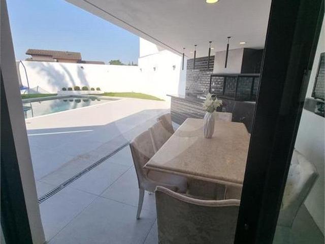 Casa em condomínio residencial na Granja Viana, 6 dormitórios e 6 suítes