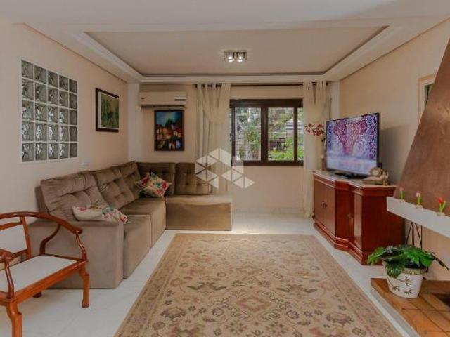 Casa em condomínio, totalmente reformada frente rua com 03 dormitórios, lareira e churrasqueira!