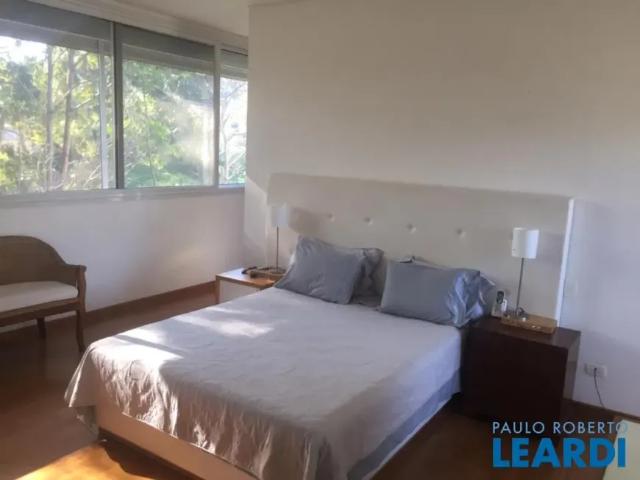 Casa em condomínio tamboré sp