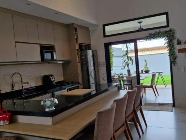 Casa em Condomínio Terras do Vale Caçapava 3 Dormitórios uma suíte 134m² Terreno 300m²
