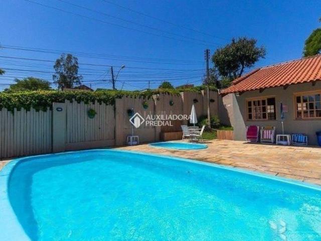 CASA EM CONDOMINIO TRÊS QUARTOS COM GARAGEM