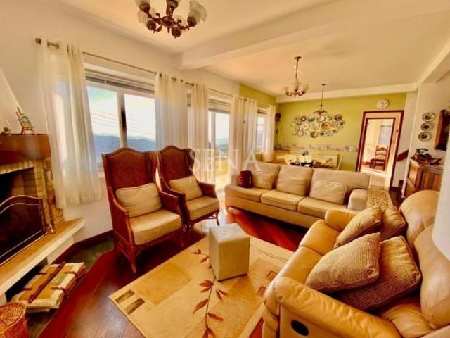 Casa Em Condomínio / Venda