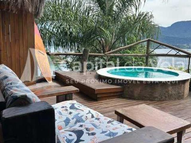 CASA EM CONDOMÍNIO, VISTA PARA O MAR E 200m DA PRAIA