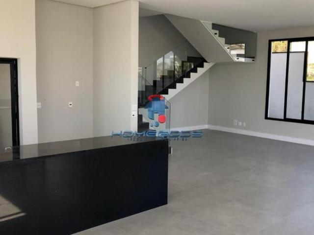 Casa em condomíno fechado com 4 suítes