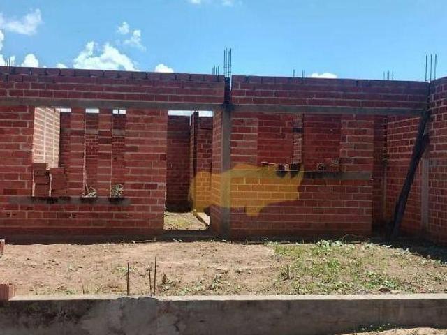 Casa em construção com projeto para sobrado de 174 m², em altura de laje no primeiro nível por R$ 25