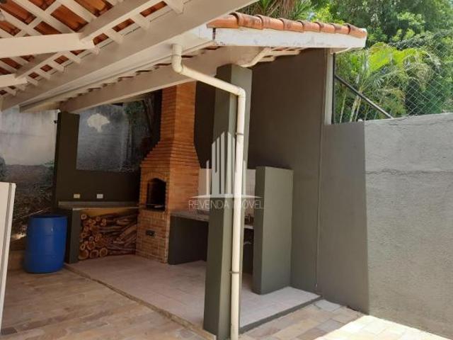 Casa em Cotia com 4 quartos e 2 vagas de garagem