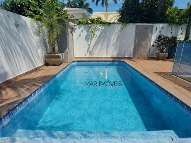 Casa em excelente localização dentro de condomíno fechado de alto padrão na região da praia de Perna