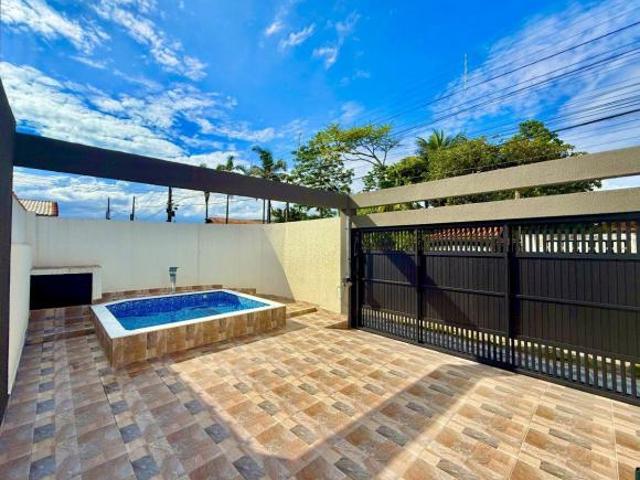 Casa em Esquina com Piscina 2 Dorms 1 Suíte e 150m² a 500m Praia