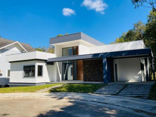 CASA EM ESTILO CONTEMPORÂNEO EM GRAMADO/RS, NO LOTEAMENTO VIVENDAS DO ARVOREDO I