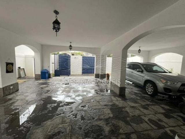 Casa em estilo colonial brasileiro | iluminada | reformada | a 50 metros de uma agradável praça!