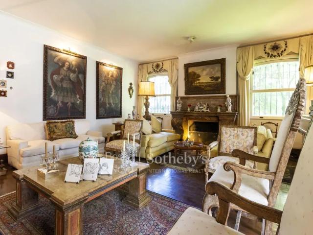Casa em estilo colonial cercada de muito verde