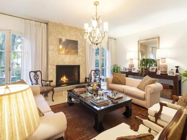 Casa em estilo colonial em localização arborizada