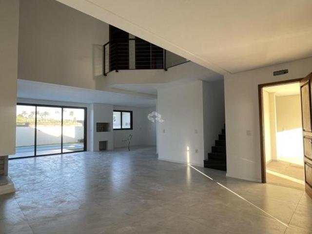 CASA EM ESTILO GERMÂNICO EM CONDOMÍNIO FECHADO!