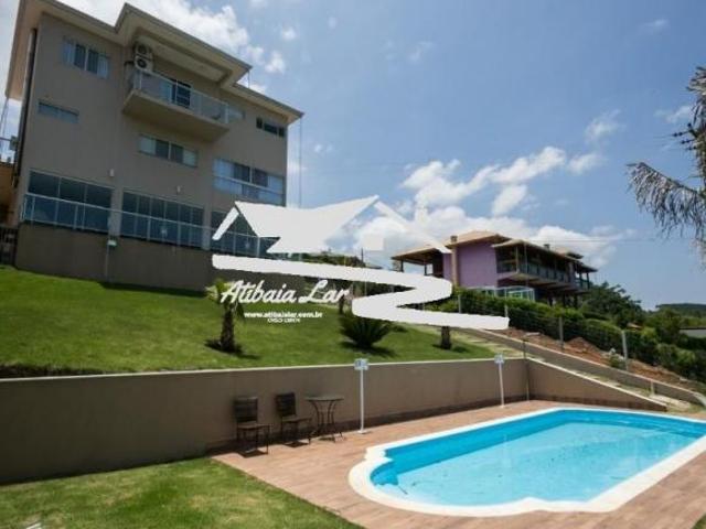 Casa em estilo Neo clássico, nova com 4 suítes todas com armários planejados e ar condicionado