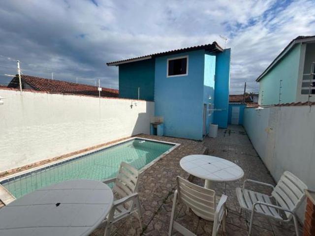 Casa em estilo sobrado com piscina com entrada e parcela