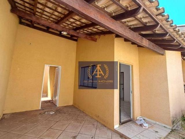 CASA EM FRENTE A PRAÇA