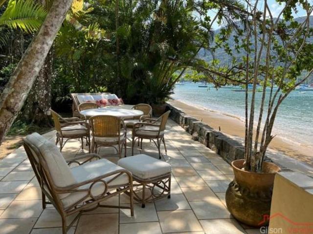 Casa em frente a praia da ribeira Ubatuba