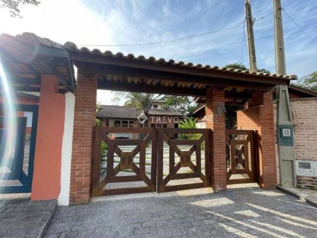 CASA EM GUARATUBA À VENDA COM 265 m²/3 DORM/3 WC/5 VAGAS/PISCINA