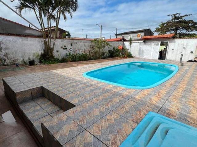 Casa em Itanhaém com quintal e piscina lado praia bem localizada