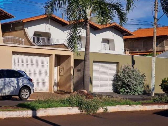 Casa em Ituiutaba com 257 m2, com 2 salas, 3 quartos 1 suíte, 4 vagas