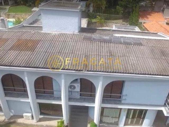 Casa em Interlagos com 945 m² 4 dormitórios sendo 2 suítes e 6 vagas