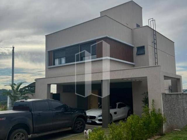 Casa em Jardins Porto: 3 Suítes e 181m² por R$1590