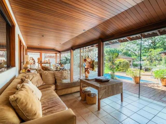 Casa em Lago Sul com 700 m2, 5 quartos, 6 banheiros, 4 vagas, à venda ou para aluguel