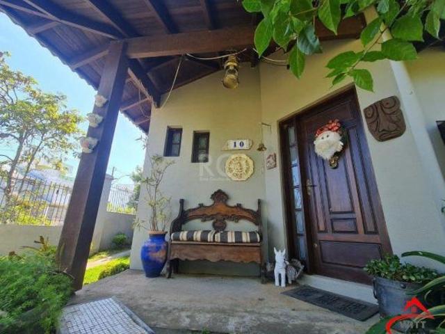 Casa em lindo terreno alto ao nível da rua medindo 10 × 32 onde consta uma resid