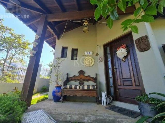 Casa em lindo terreno alto ao nível da rua medindo 10 × 32 onde consta uma resid
