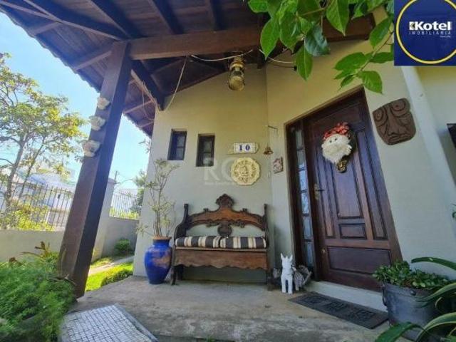 Casa em lindo terreno alto ao nível da rua medindo 10 × 32 onde consta uma resid