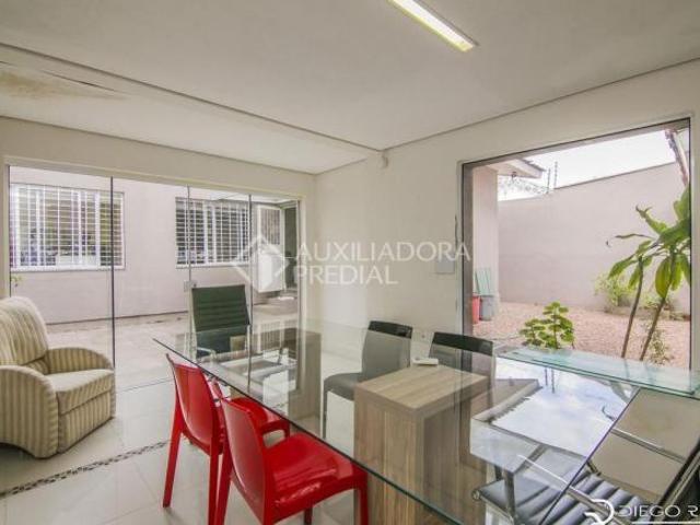 CASA EM LOCALIZAÇÃO PRIVILEGIADA E ÁREA EXTERNA ACONCHEGANTE!