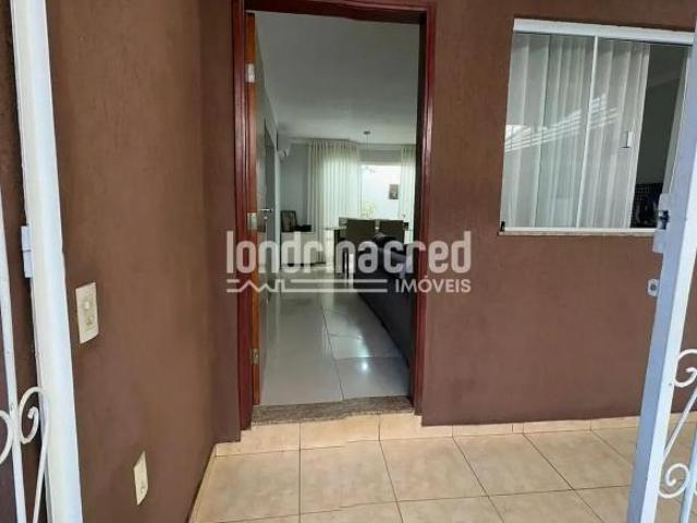 Casa em Londrina com duas residências independentes, energia solar, área gourmet com churrasqueira e