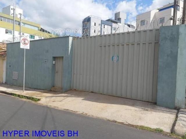 CASA EM LOTE DE 360 m² com 3 quartos, sala, copa, cozinha e banho, vagas para 5 carros e lindo jard
